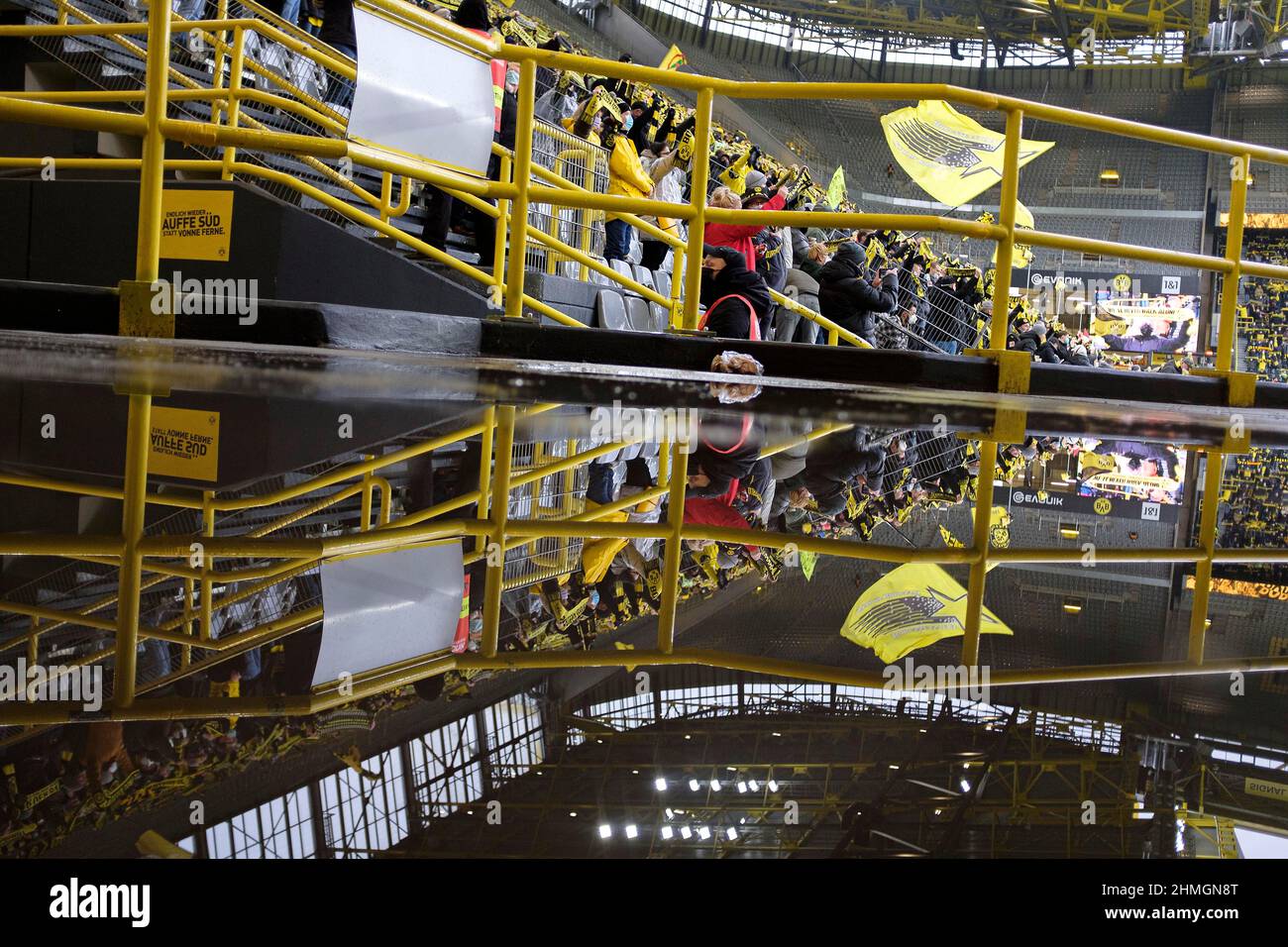 Stand soccer hi-res stock photography and images - Alamy