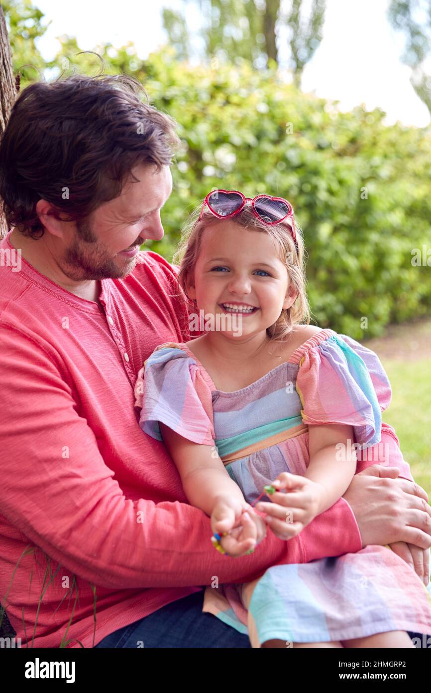 Father cuddling young daughter hi-res stock photography and images - Alamy