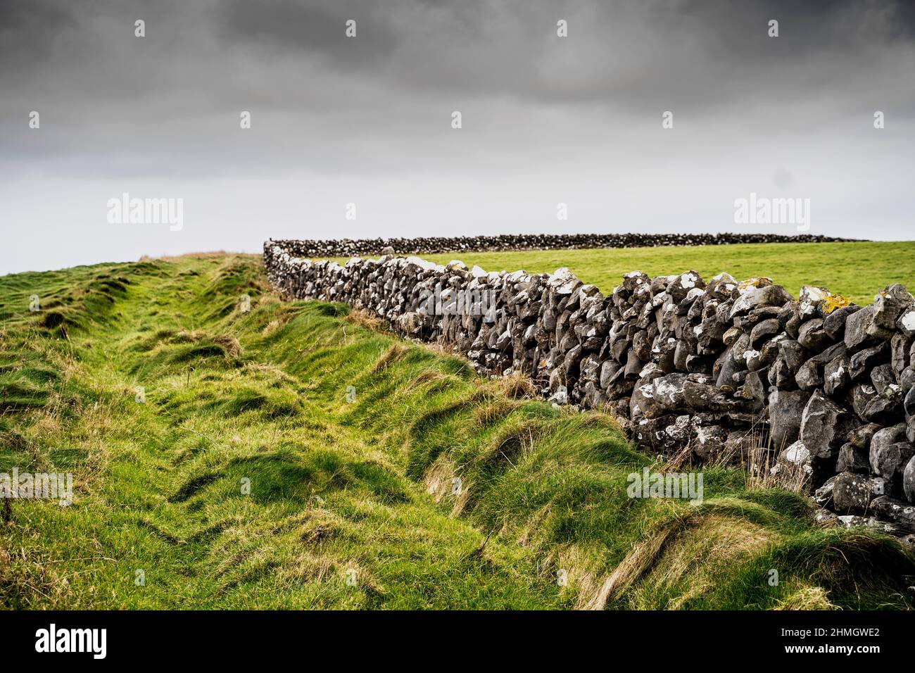 Stone wall Ireland Stock Photo - Alamy