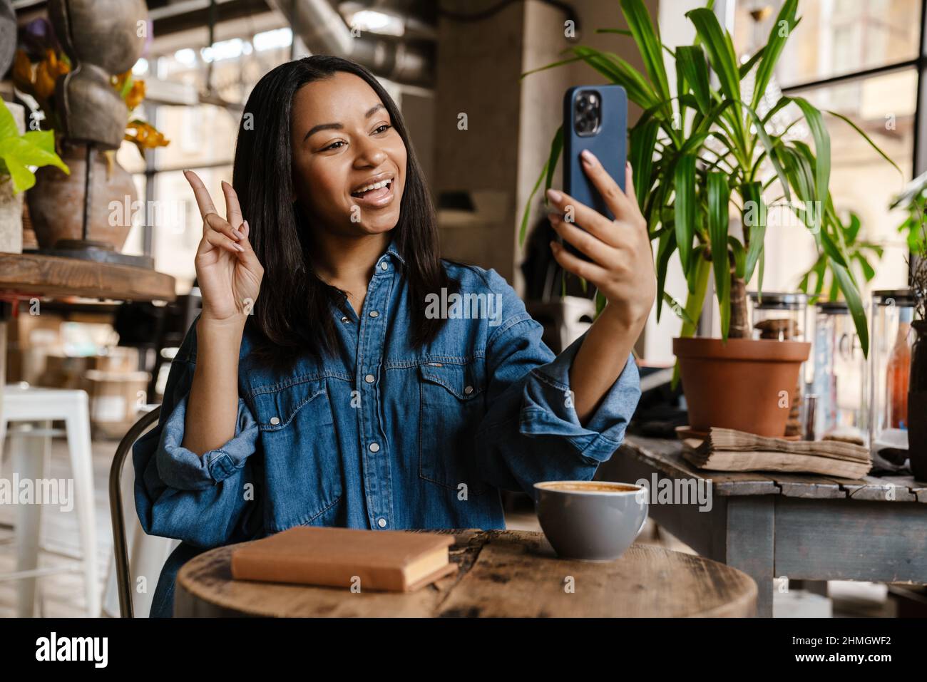 People making a peace sign hi-res stock photography and images - Alamy