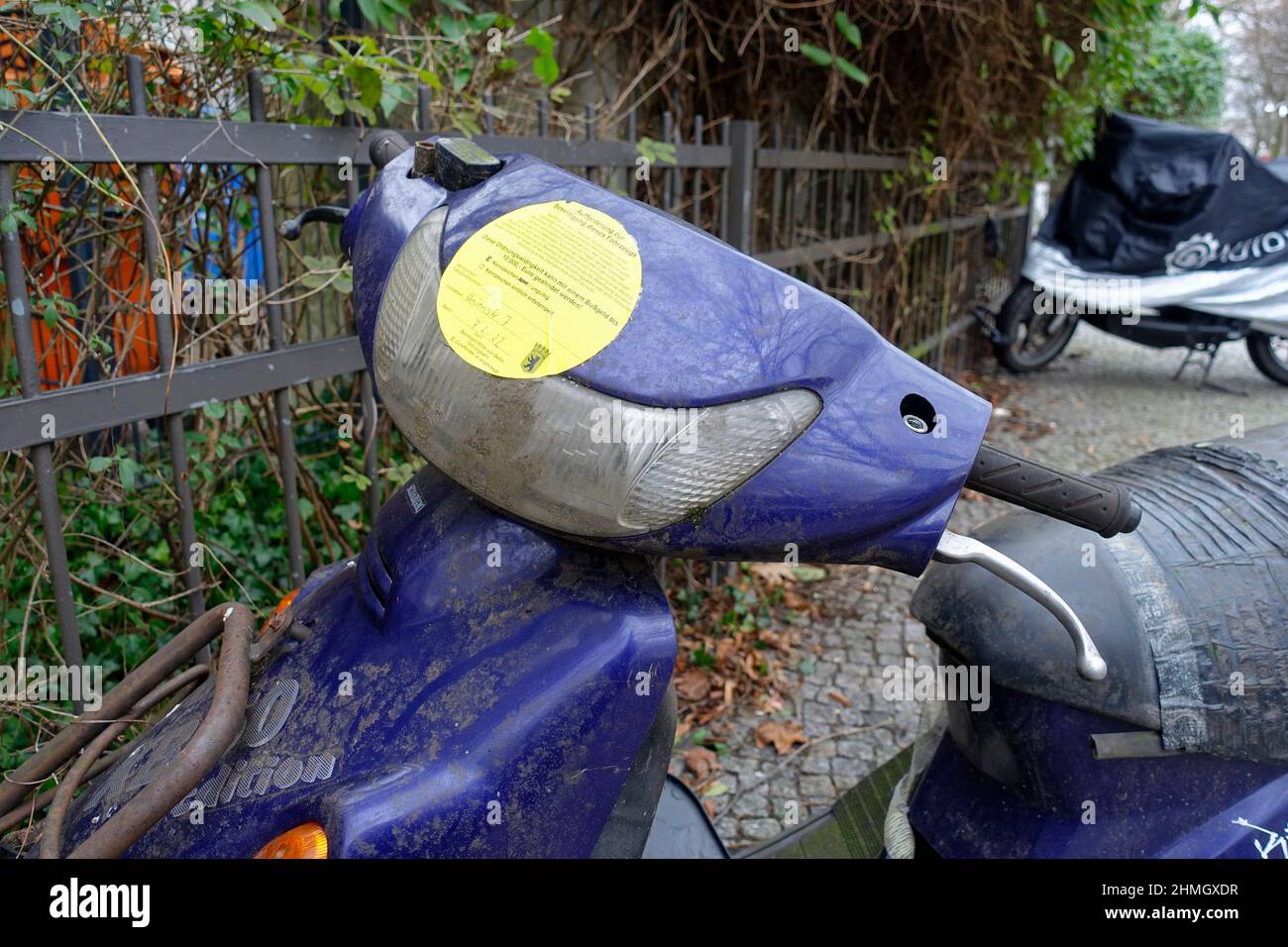 Sticker, remove your moped from public ground, Berlin Stock Photo - Alamy