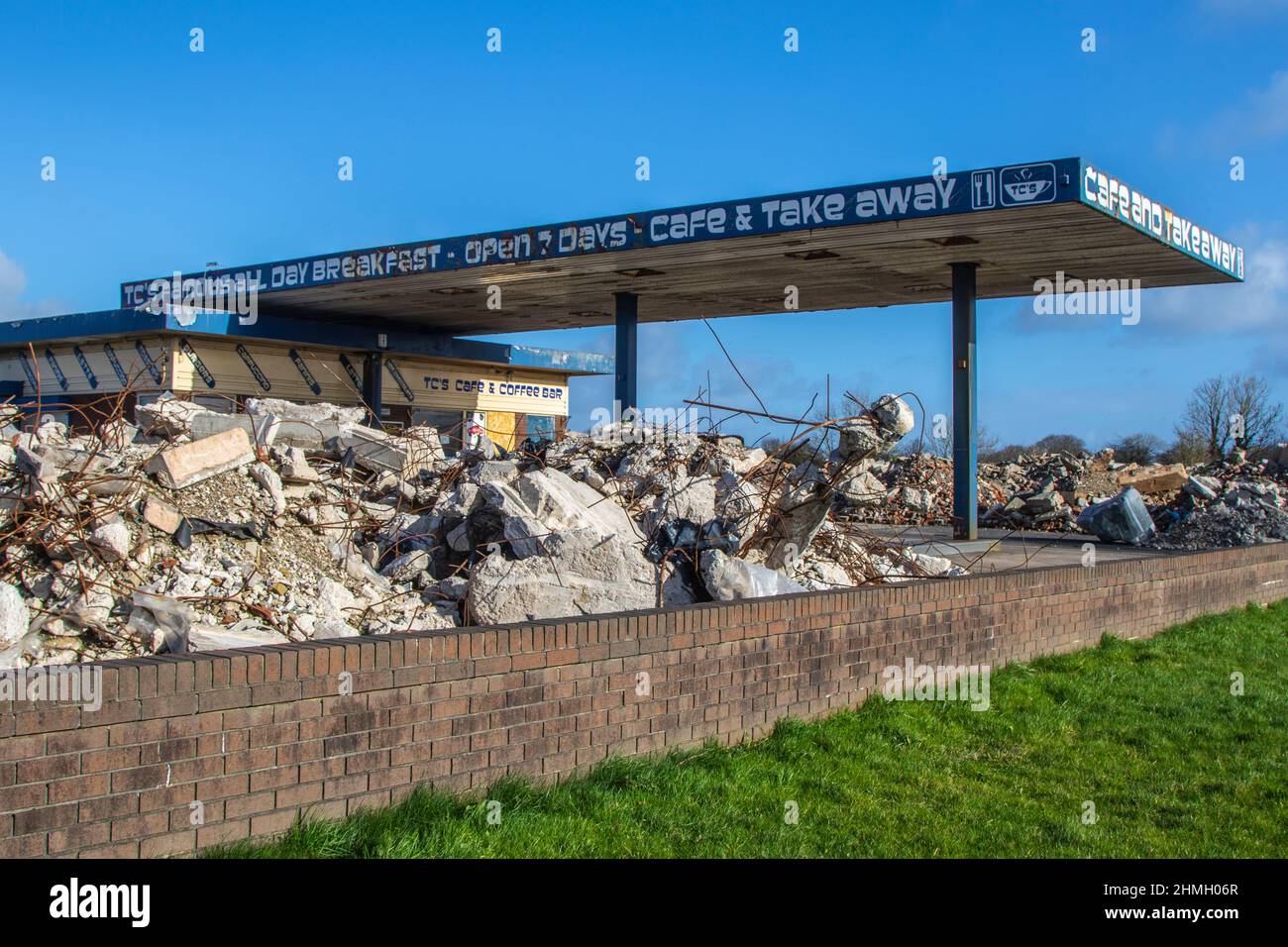 Petrol station forecourts closing hi-res stock photography and images ...