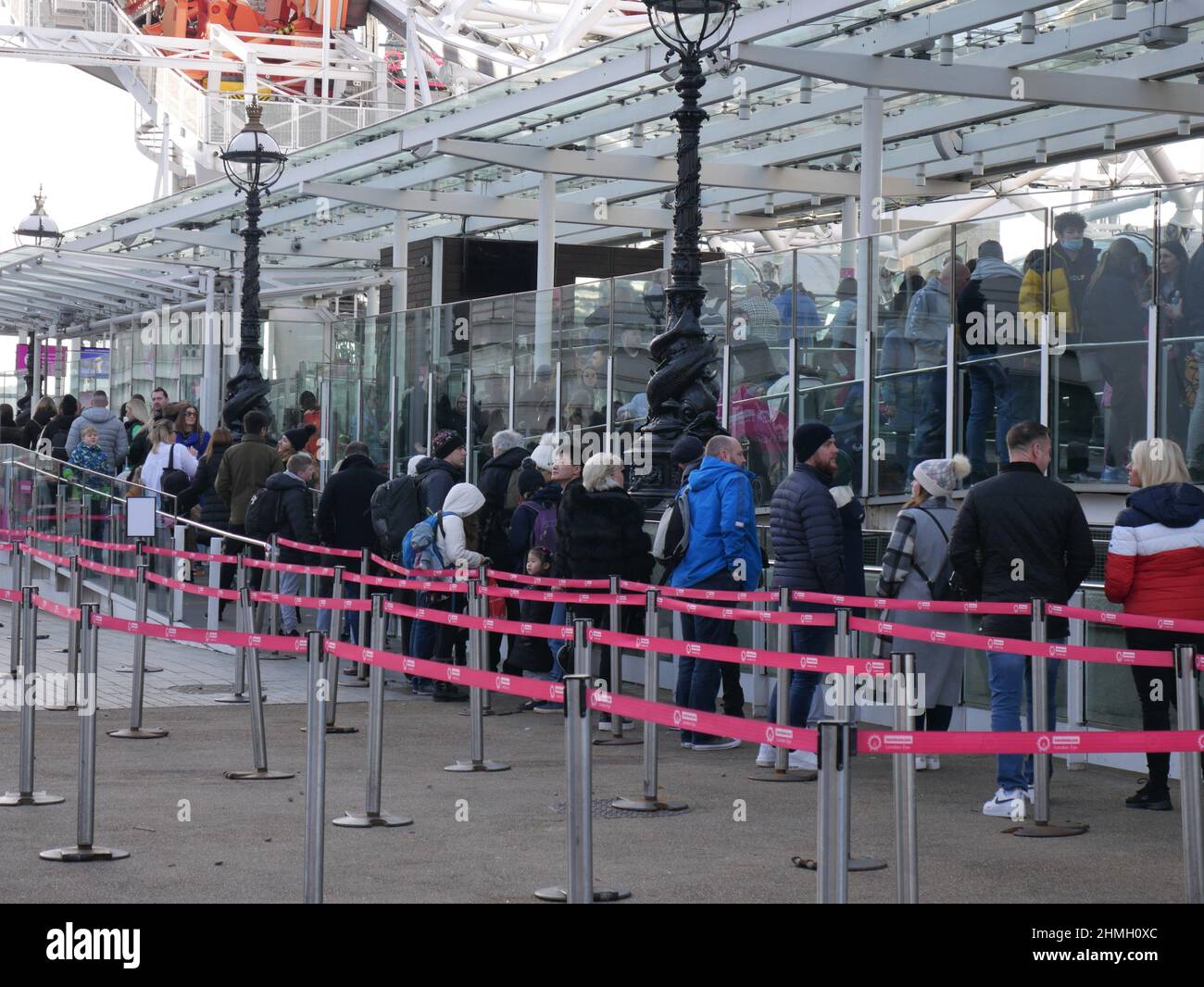 Queuing crowd hi-res stock photography and images - Alamy