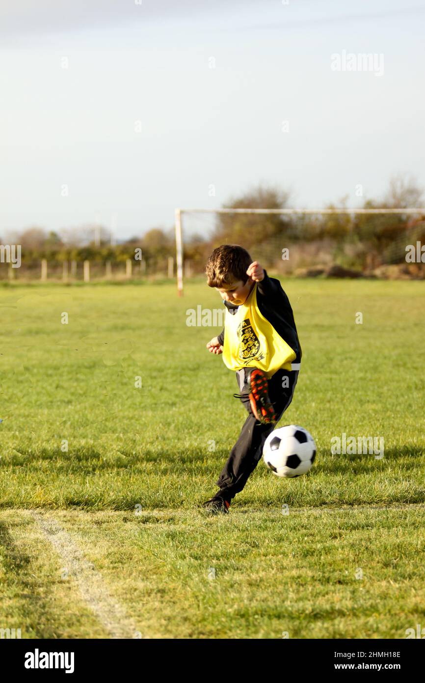 Boys under 8 football team hi-res stock photography and images - Alamy