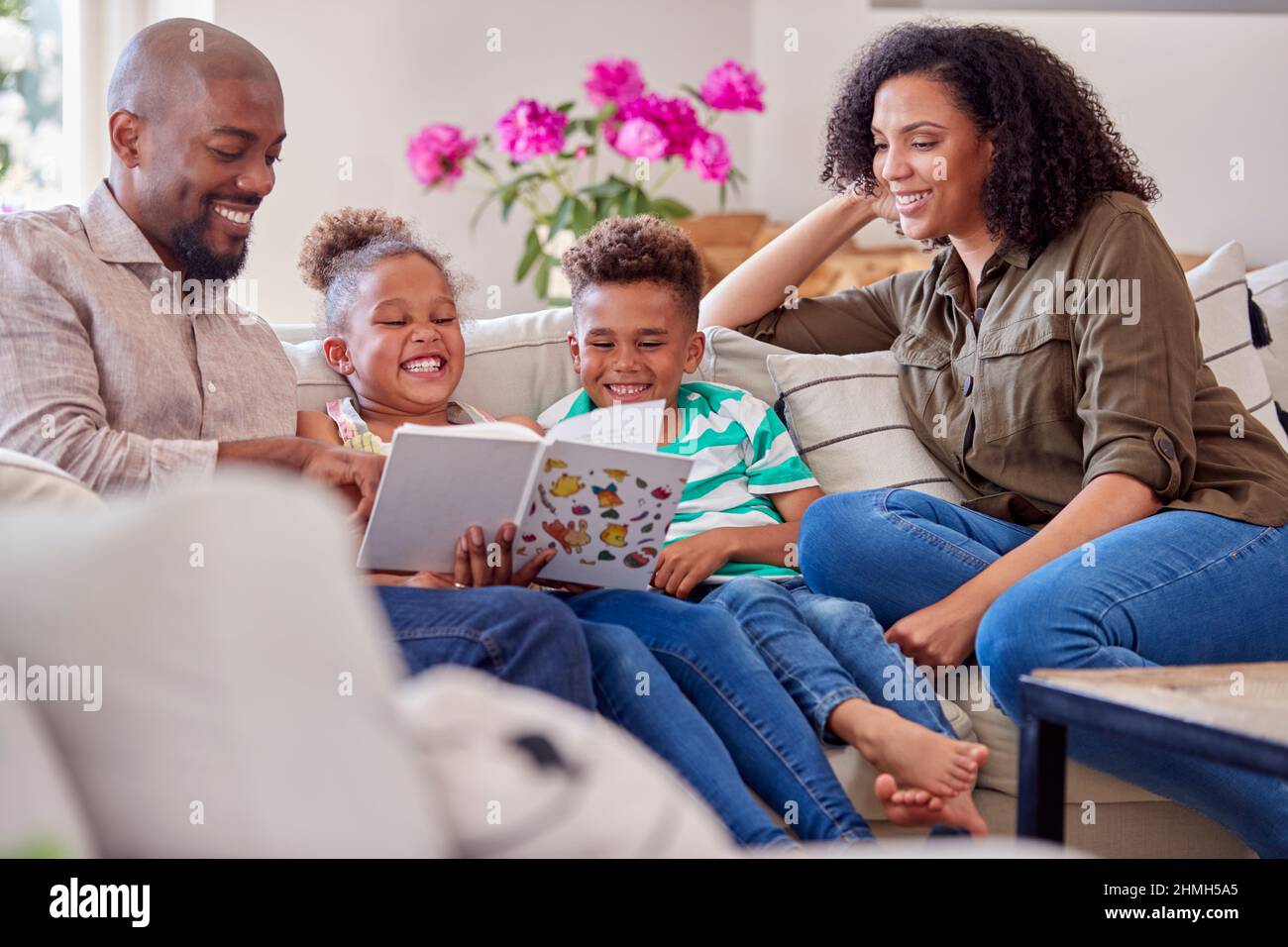 Parents and children reading together hi-res stock photography and ...