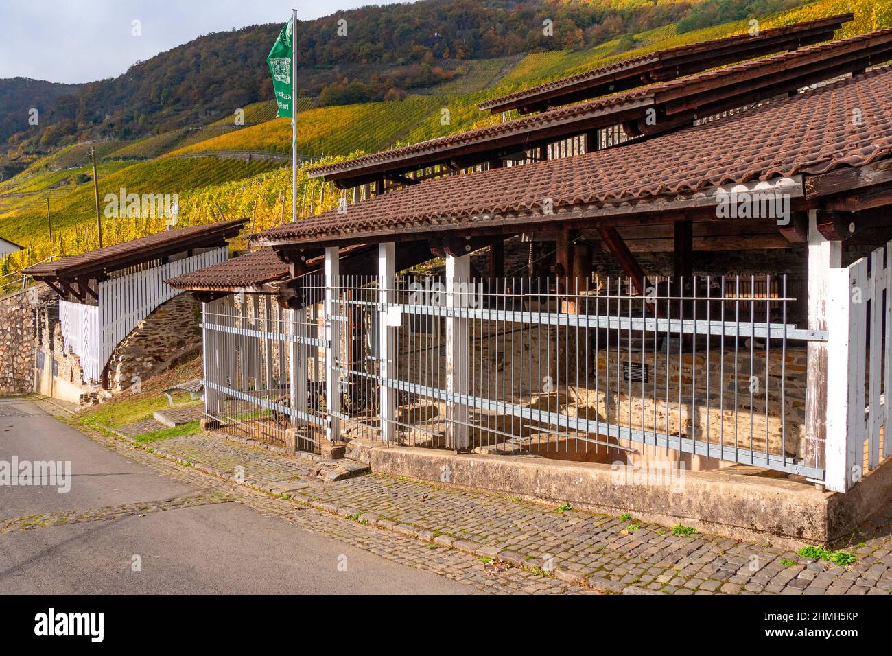 Roman wine press hi-res stock photography and images - Alamy