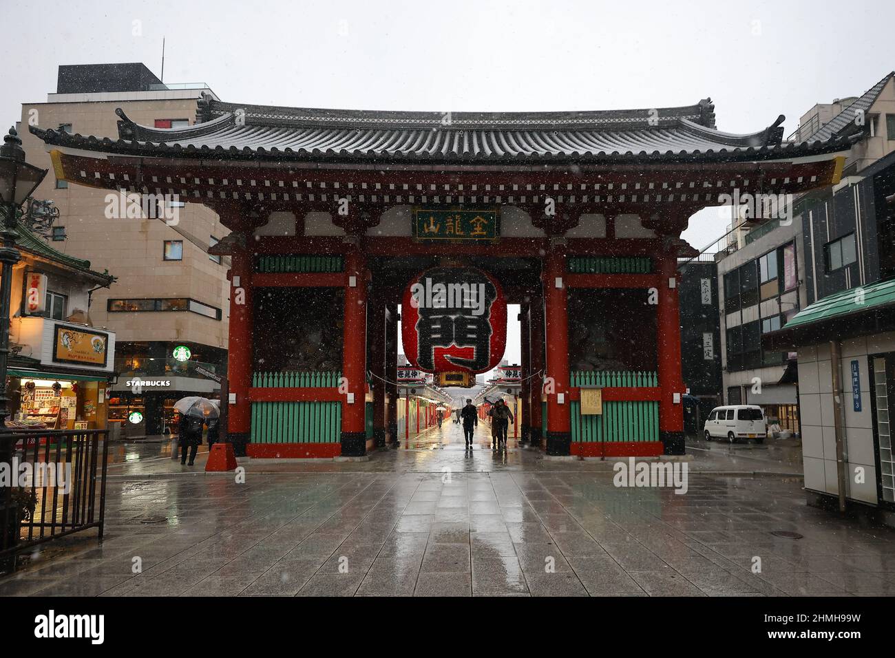 Second heavy snowfall warning of the year in Tokyo. Snowing, Sensoji ...