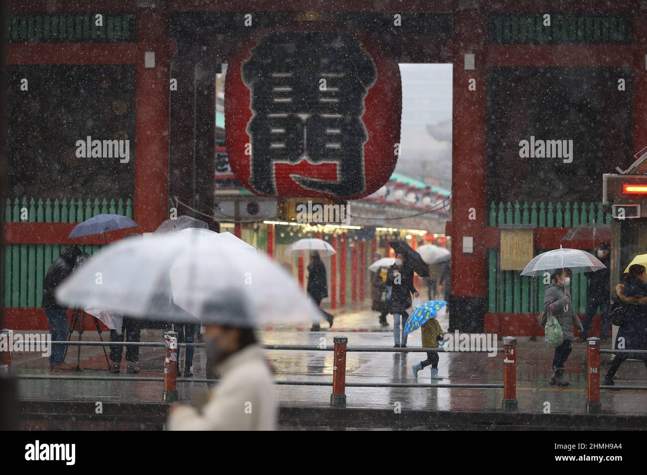 Second heavy snowfall warning of the year in Tokyo. Snowing, Sensoji ...