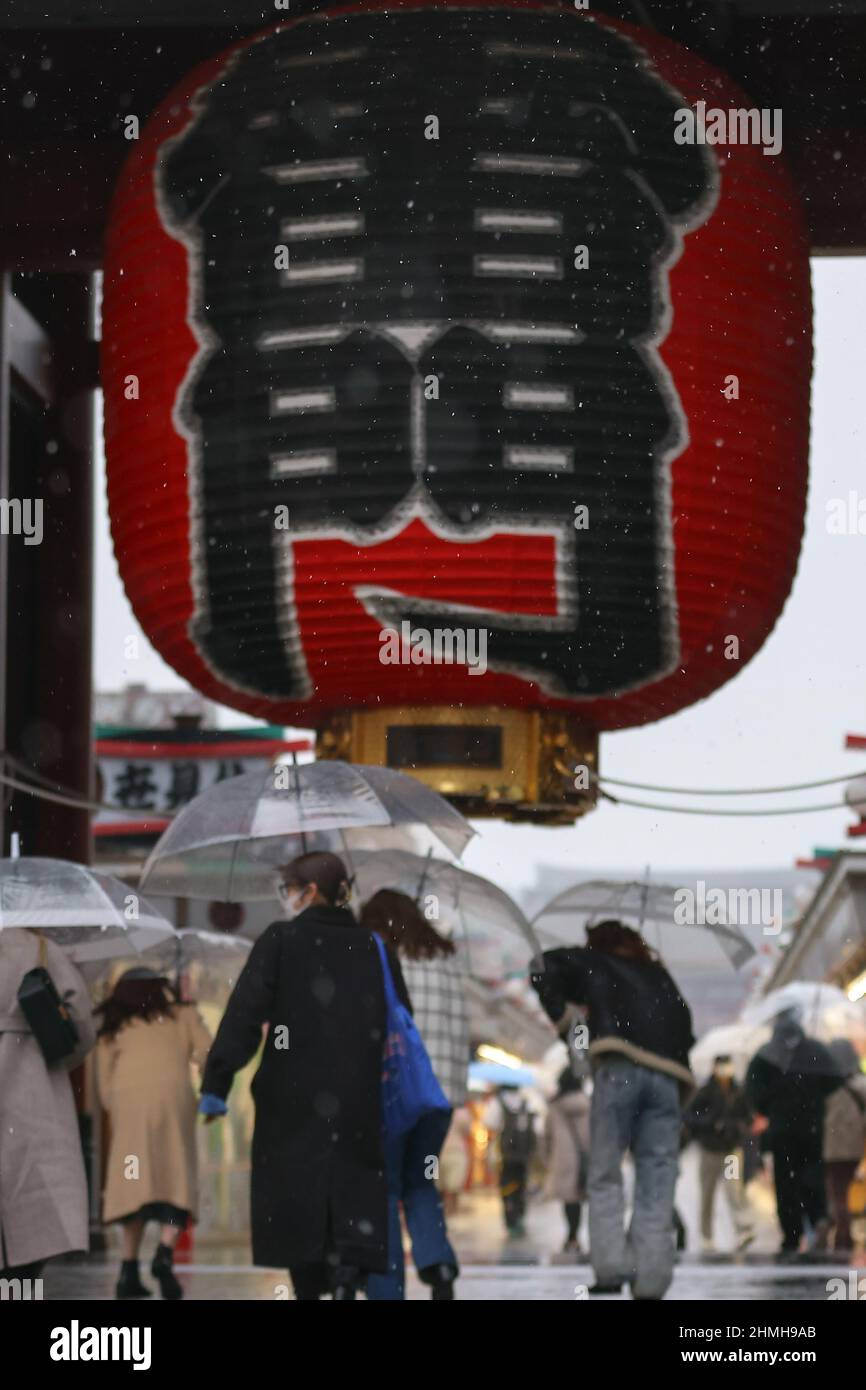 Second heavy snowfall warning of the year in Tokyo. Snowing, Sensoji ...