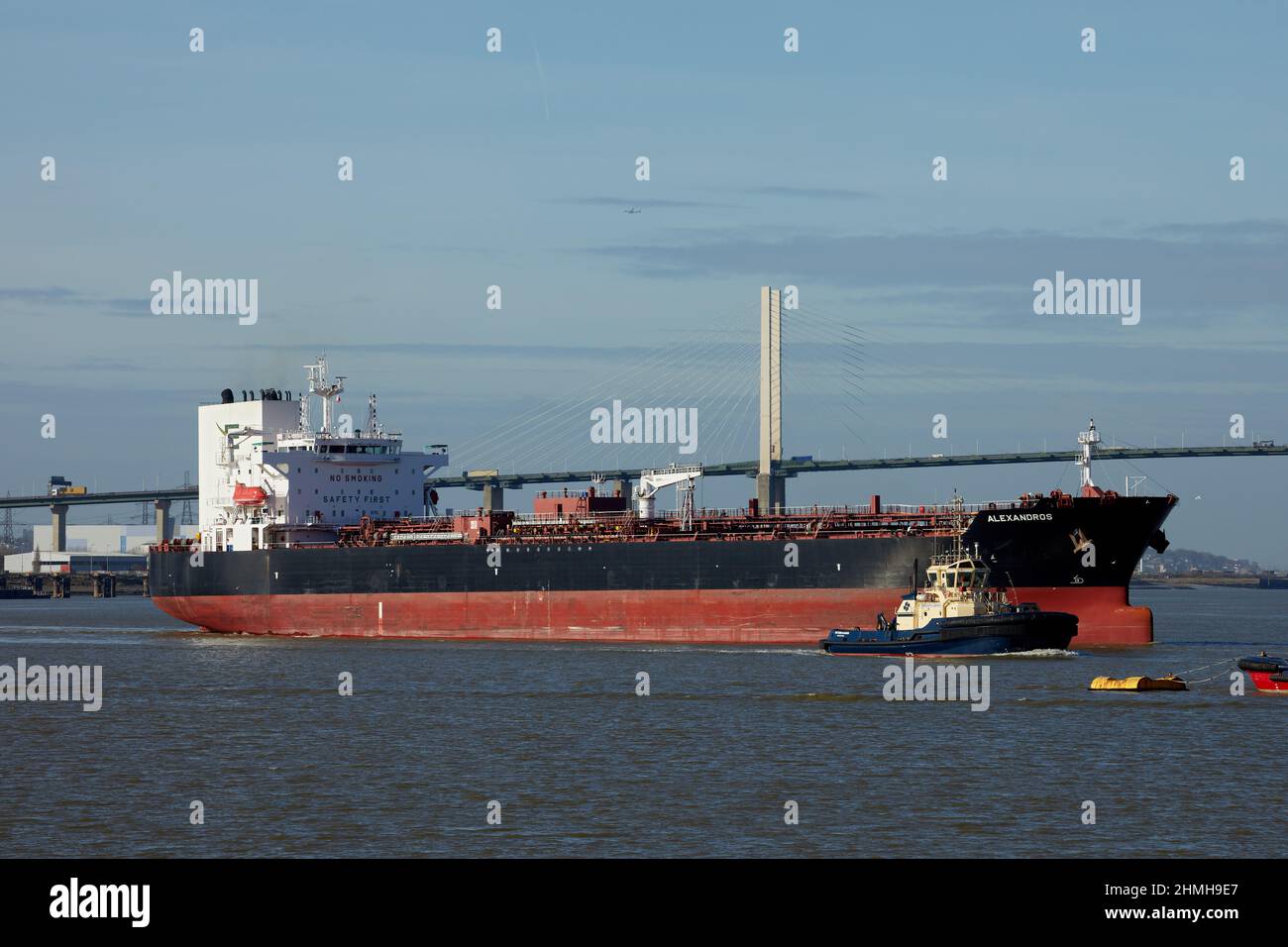 Alexandros leaving purfleet docks hi-res stock photography and images ...
