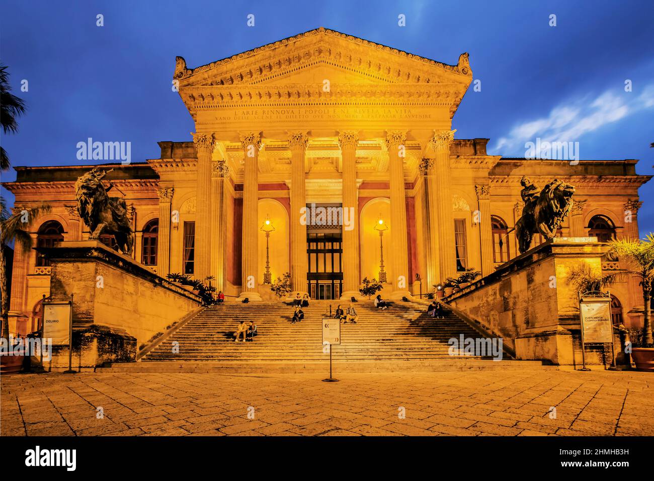 Teatro Massimo opera house in the old town at dusk, Palermo, Sicily ...