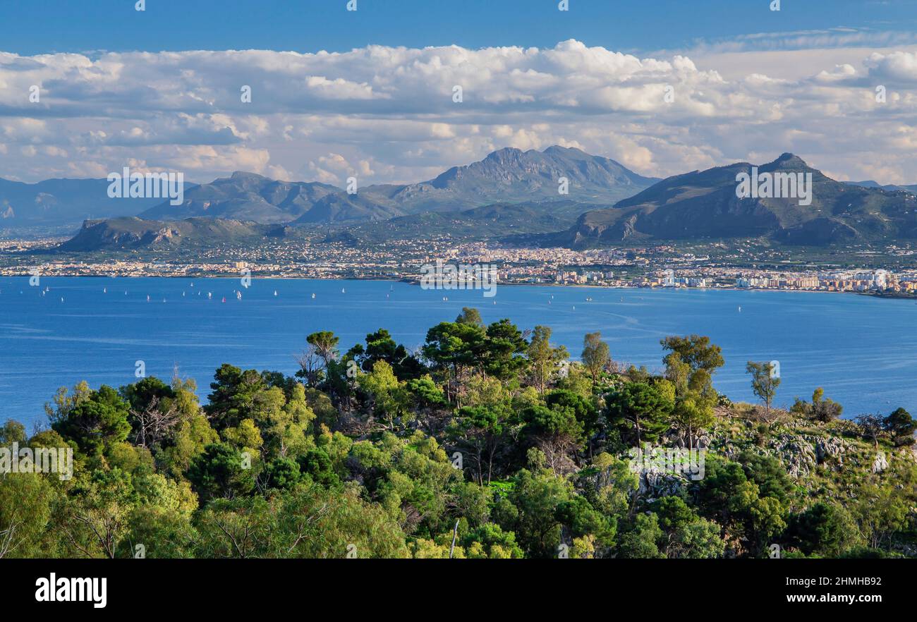 Coastal city landscape hi-res stock photography and images - Alamy