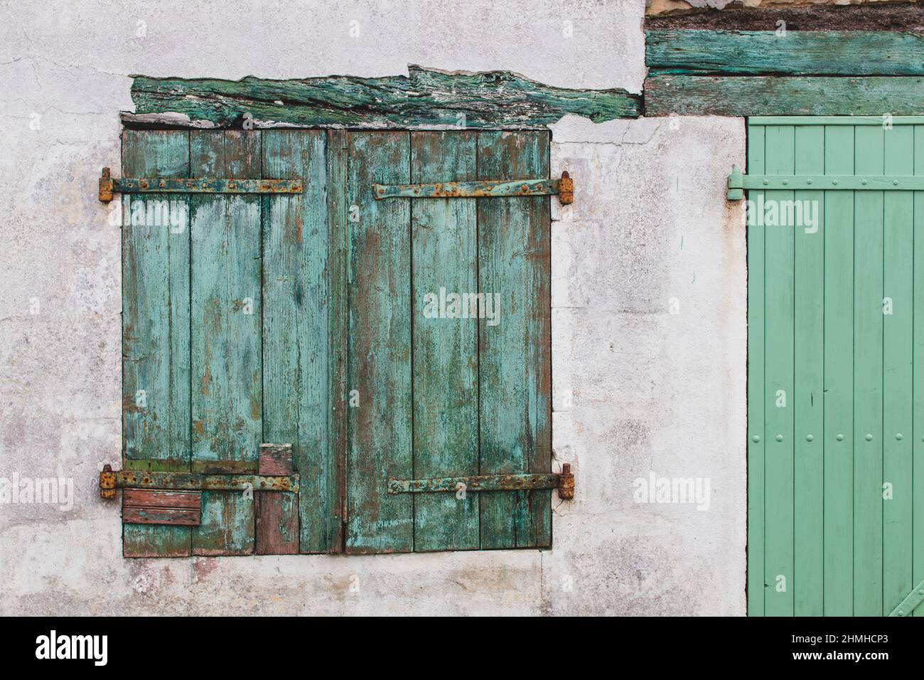 Green shutters hi-res stock photography and images - Alamy