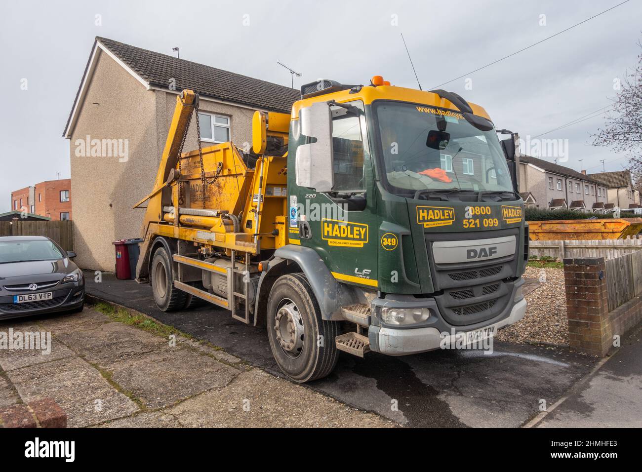 Skip hire lorry hi-res stock photography and images - Alamy