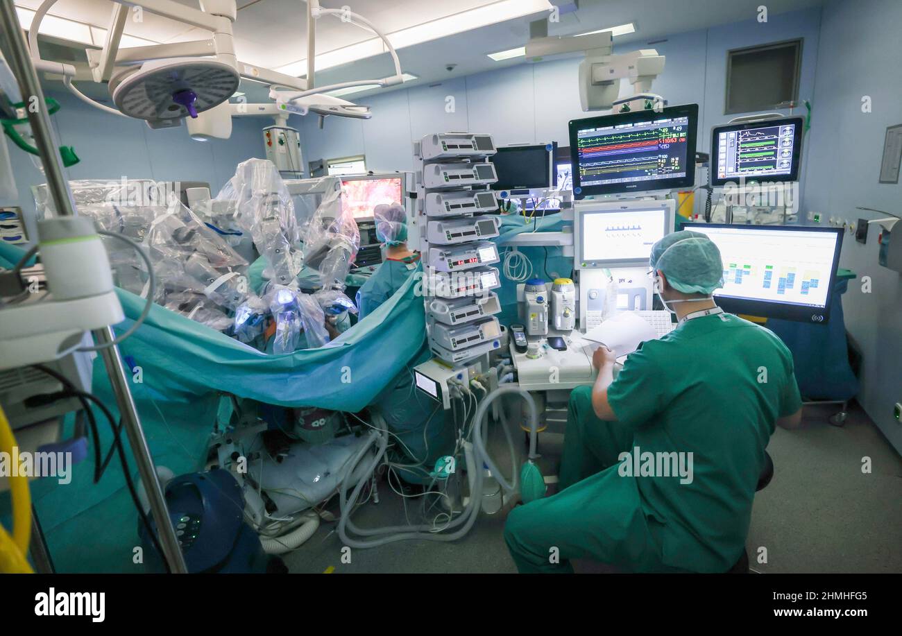 Robotic assistance system hi-res stock photography and images - Alamy