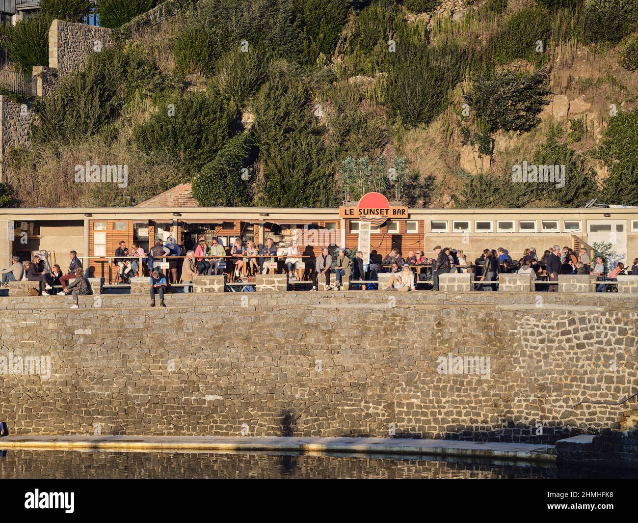 Bar atmosphere hi-res stock photography and images - Alamy