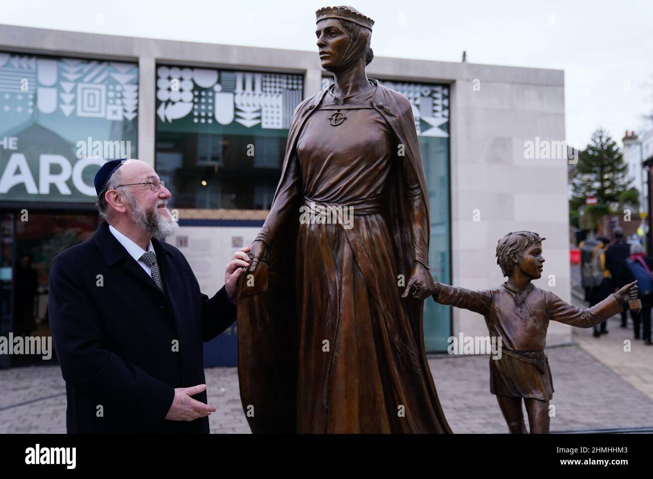 Chief Rabbi Ephraim Mirvis next to the statue of Licoricia of ...