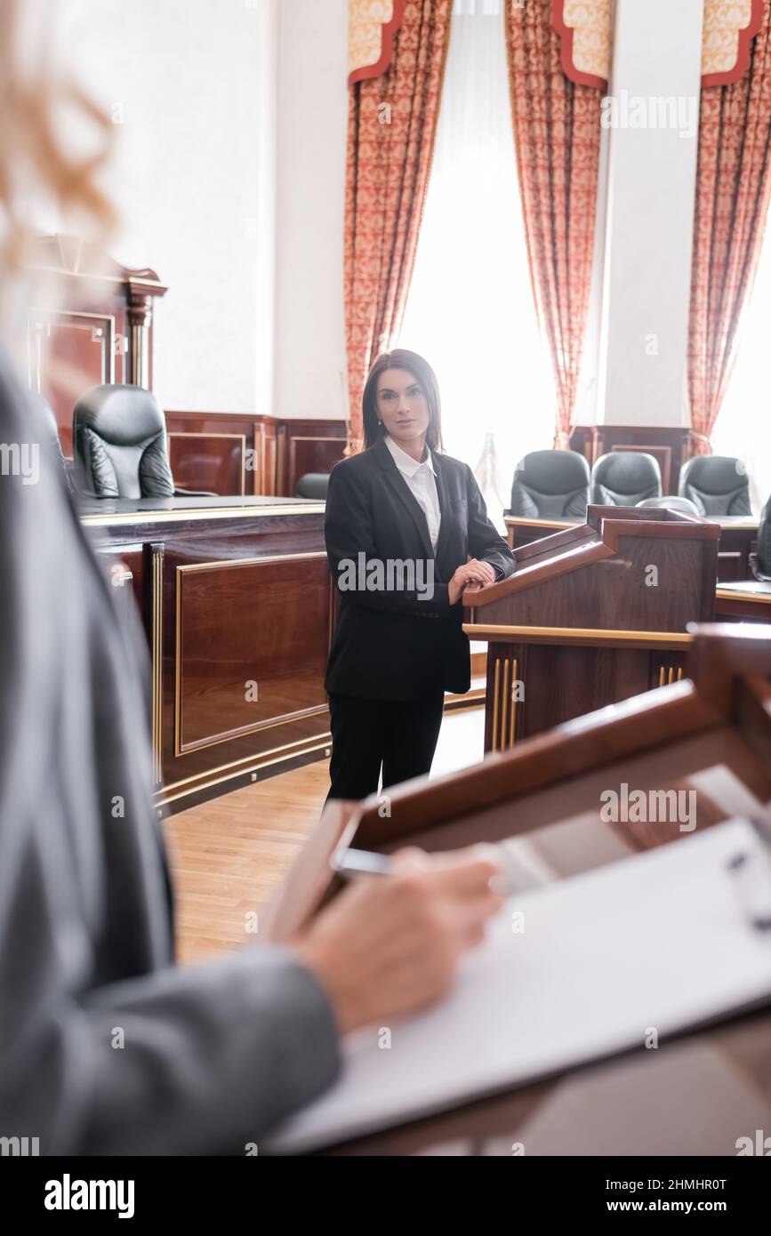 Lawyer questioning witness hi-res stock photography and images - Alamy