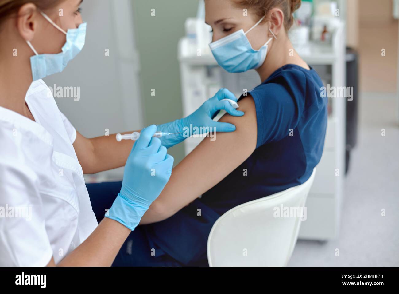 Doctor giving patient shot hi-res stock photography and images - Alamy
