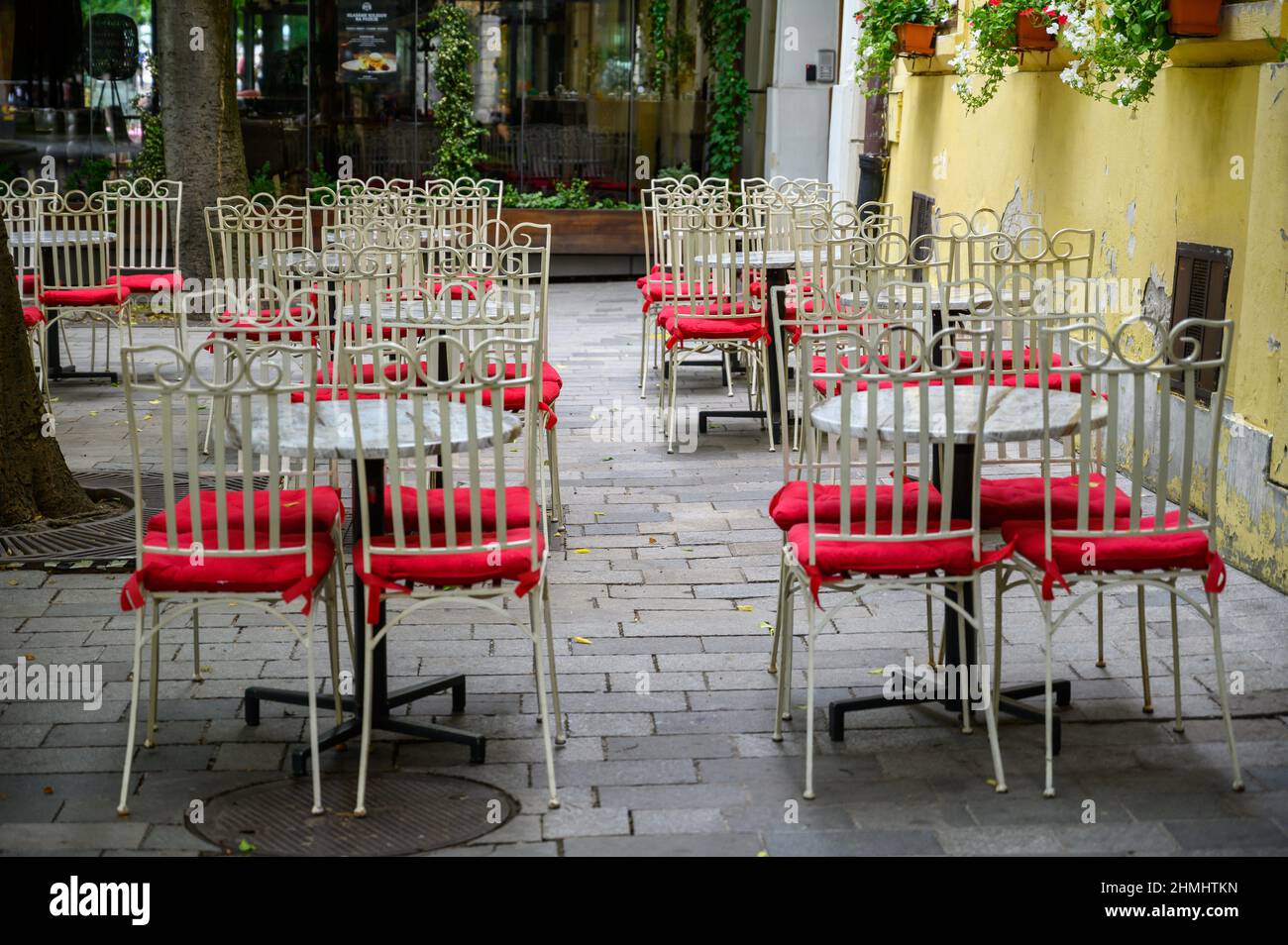 Empty sidewalk dining tables hi-res stock photography and images - Alamy