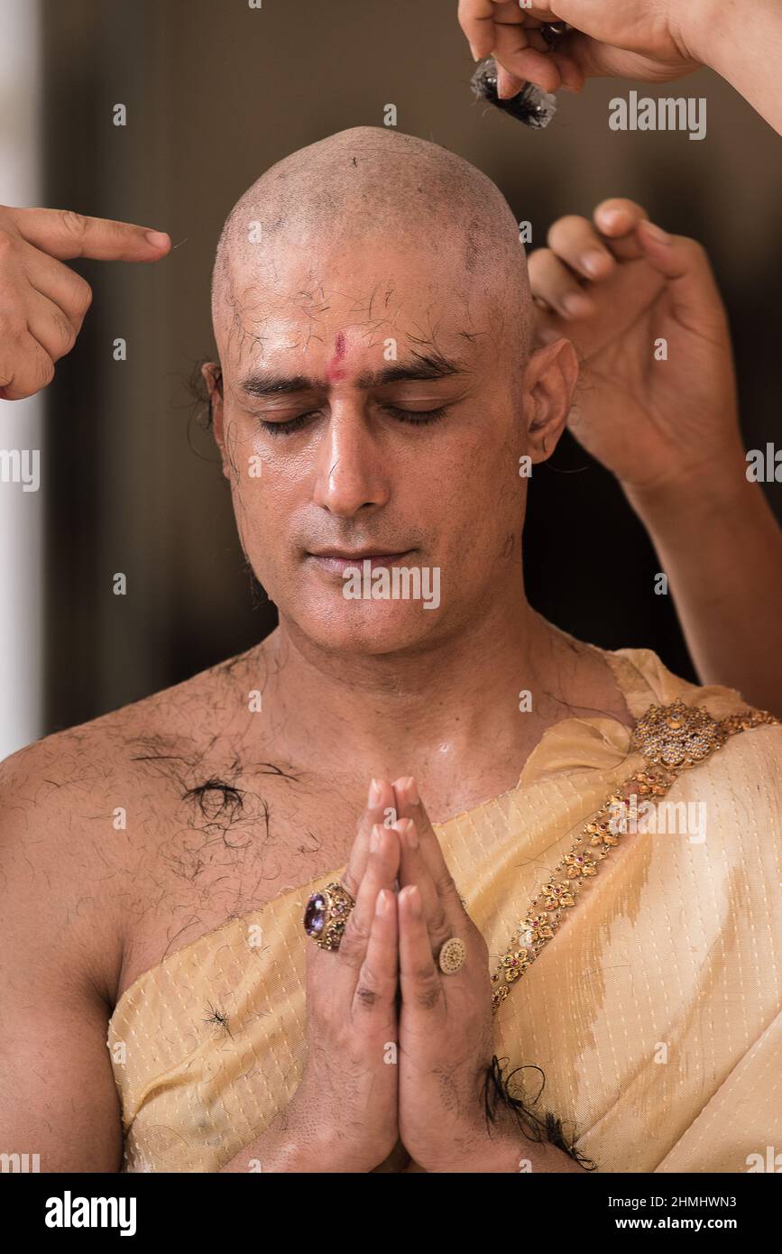 Bangkok, Thailand. 10th Feb, 2022. A monk shaves the head of Indian ...
