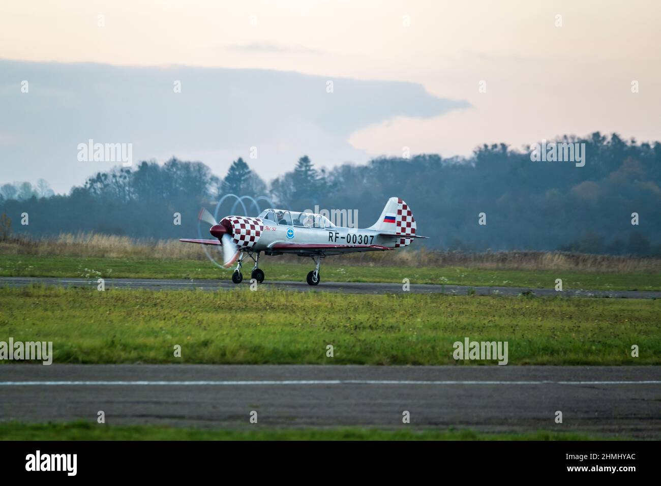 Single engine aircraft riding on airfield Stock Photo - Alamy
