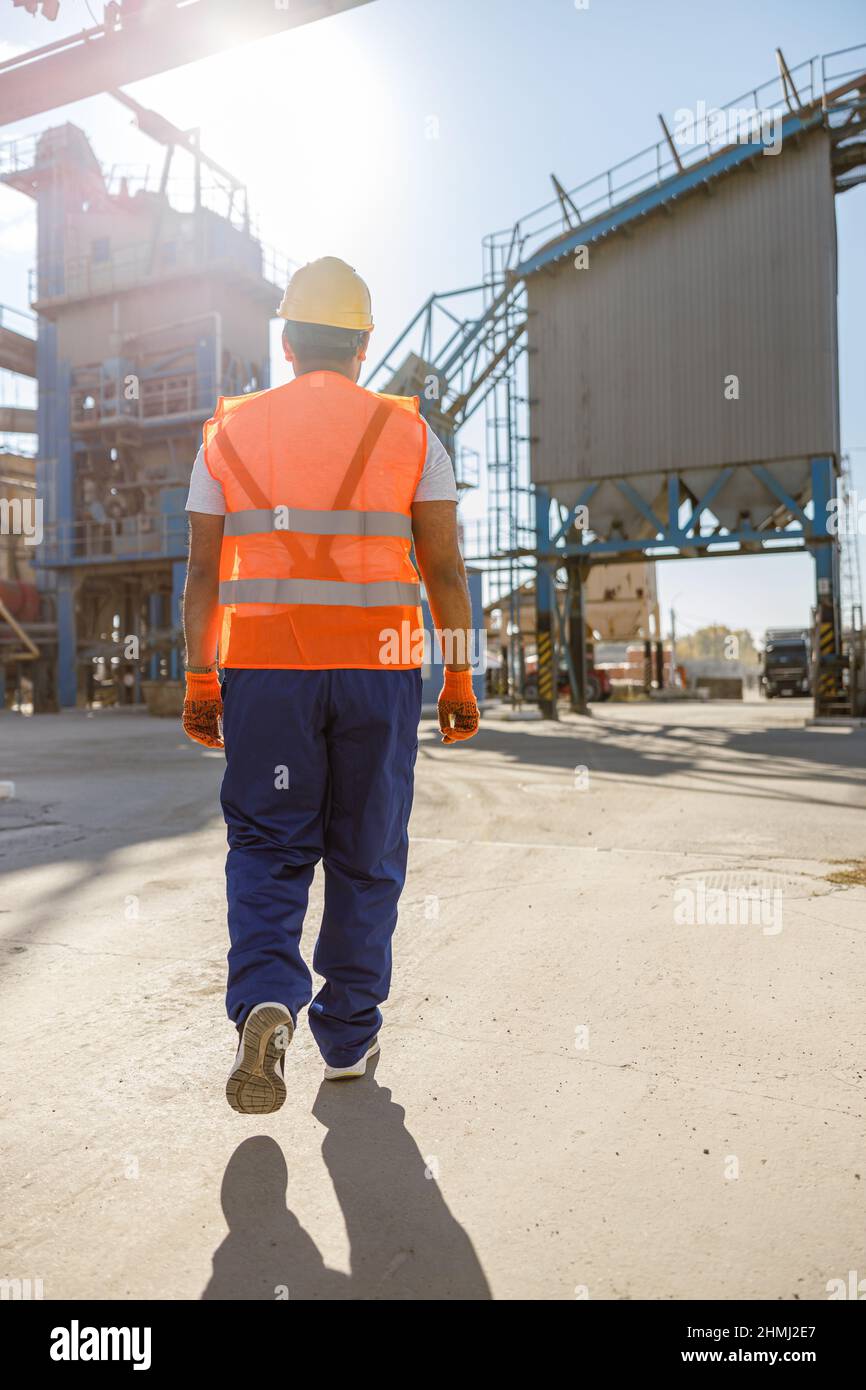 Man dressed in hardhat hi-res stock photography and images - Alamy