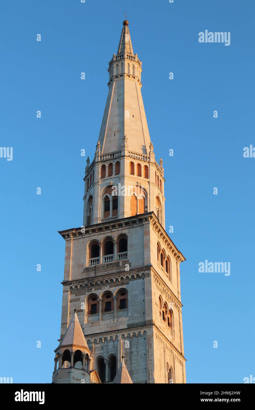 Tower of Ghirlandina (Garland), Modena, Emilia-Romagna, Italy ...