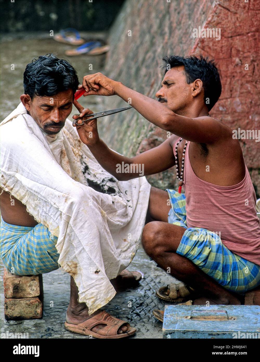 India. Street barber's shop in Calcutta Kolkata Stock Photo - Alamy