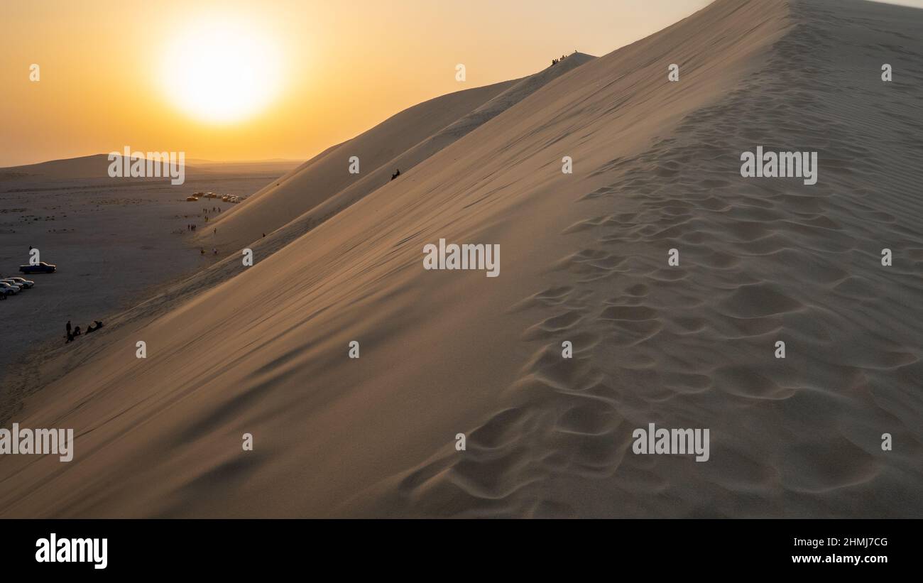 A beautiful evening sunset at singing sand dune in qatar Stock Photo ...
