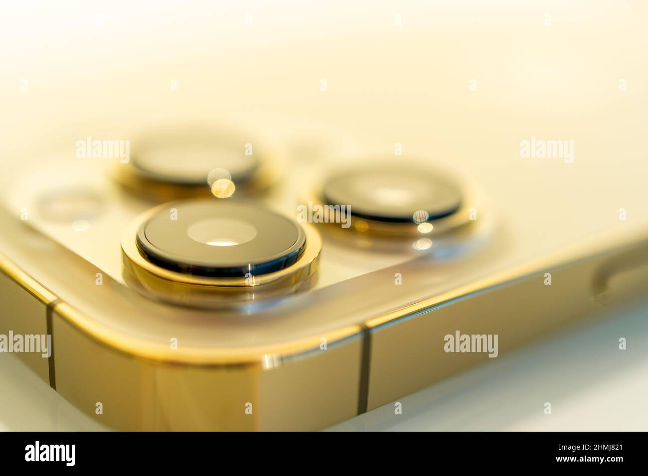 Iphone 13 pro max gold hi-res stock photography and images - Alamy