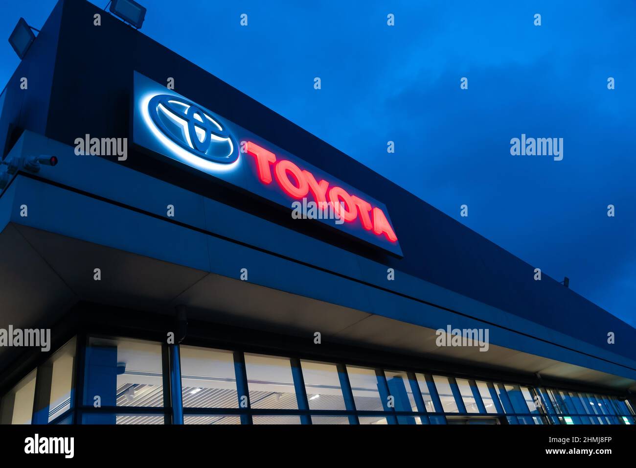 Toyota logo neon sign hi-res stock photography and images - Alamy