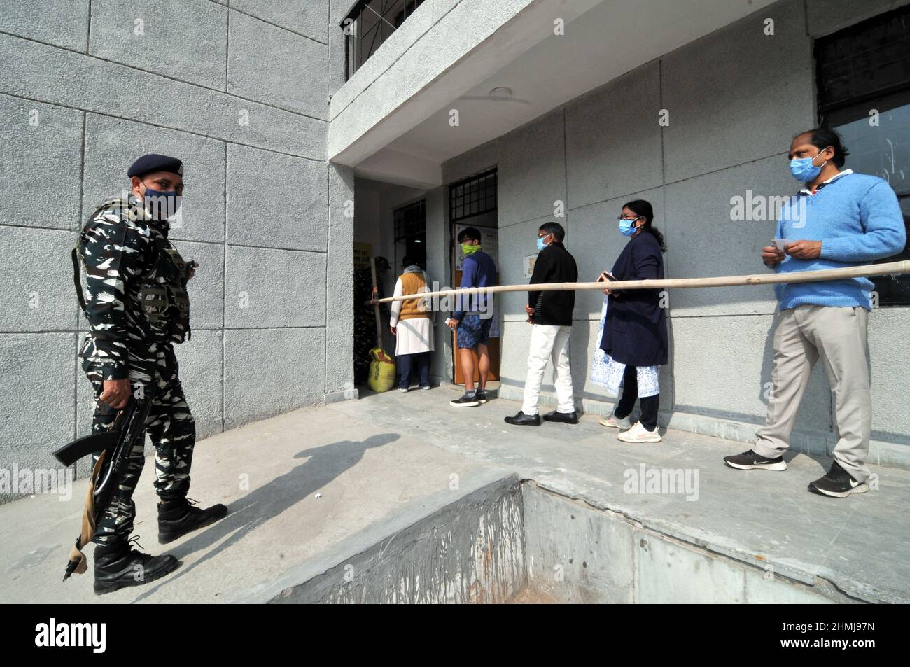 Election queue india hi-res stock photography and images - Alamy