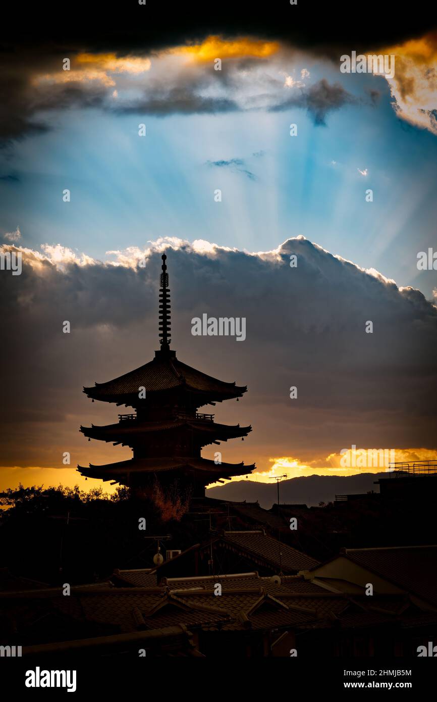 Sunset with orange skies at the Yasakanoto Pagoda in Kyoto, Japan Stock ...