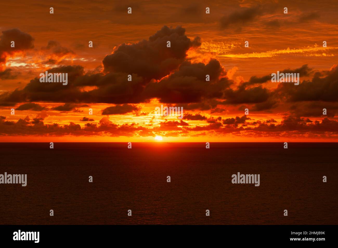 Red sky and clouds hi-res stock photography and images - Alamy
