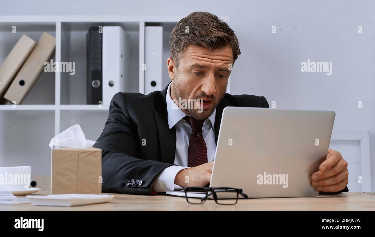 Man desk office unwell hi-res stock photography and images - Alamy