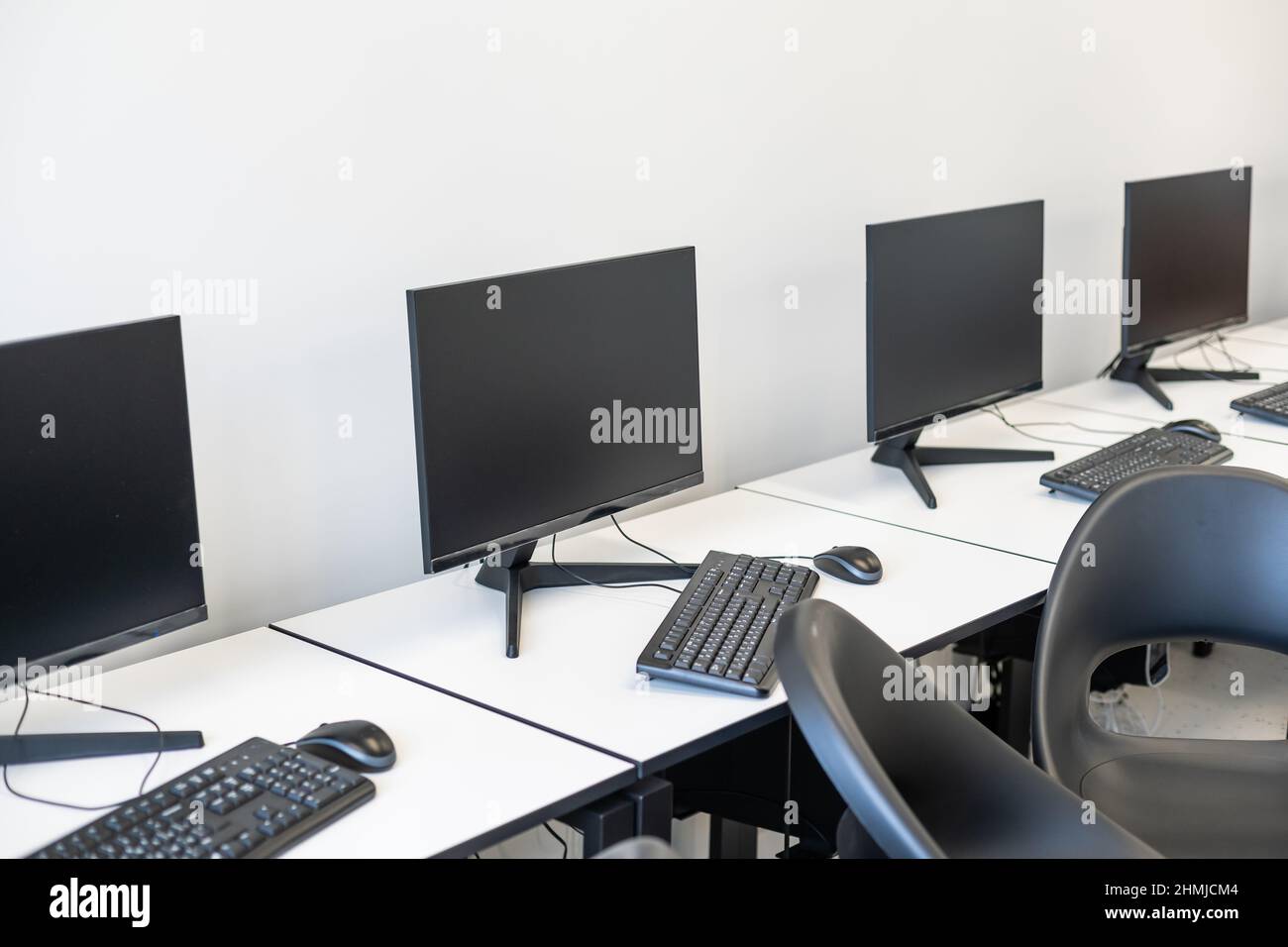 empty call center, Laptop on desk at office Stock Photo - Alamy