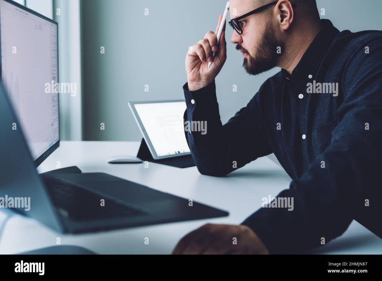 Portable data analysis hi-res stock photography and images - Alamy