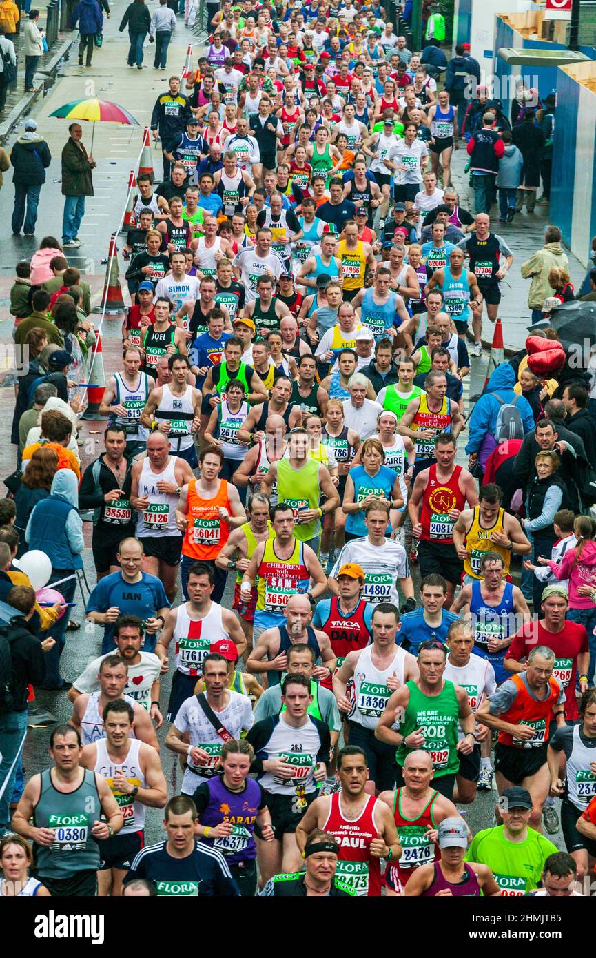 Thousands of runners in the main field at the London Marathon Stock ...
