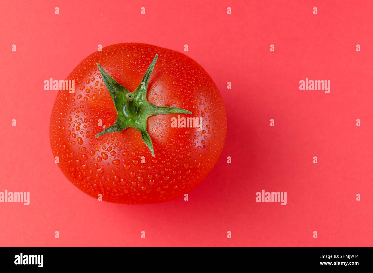 Bright, red and ripe tomato on pink background.Close up Stock Photo - Alamy