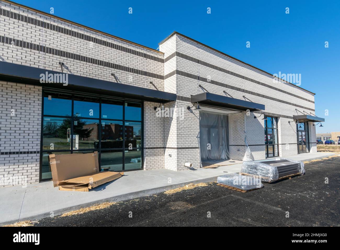 Small retail center hi-res stock photography and images - Alamy