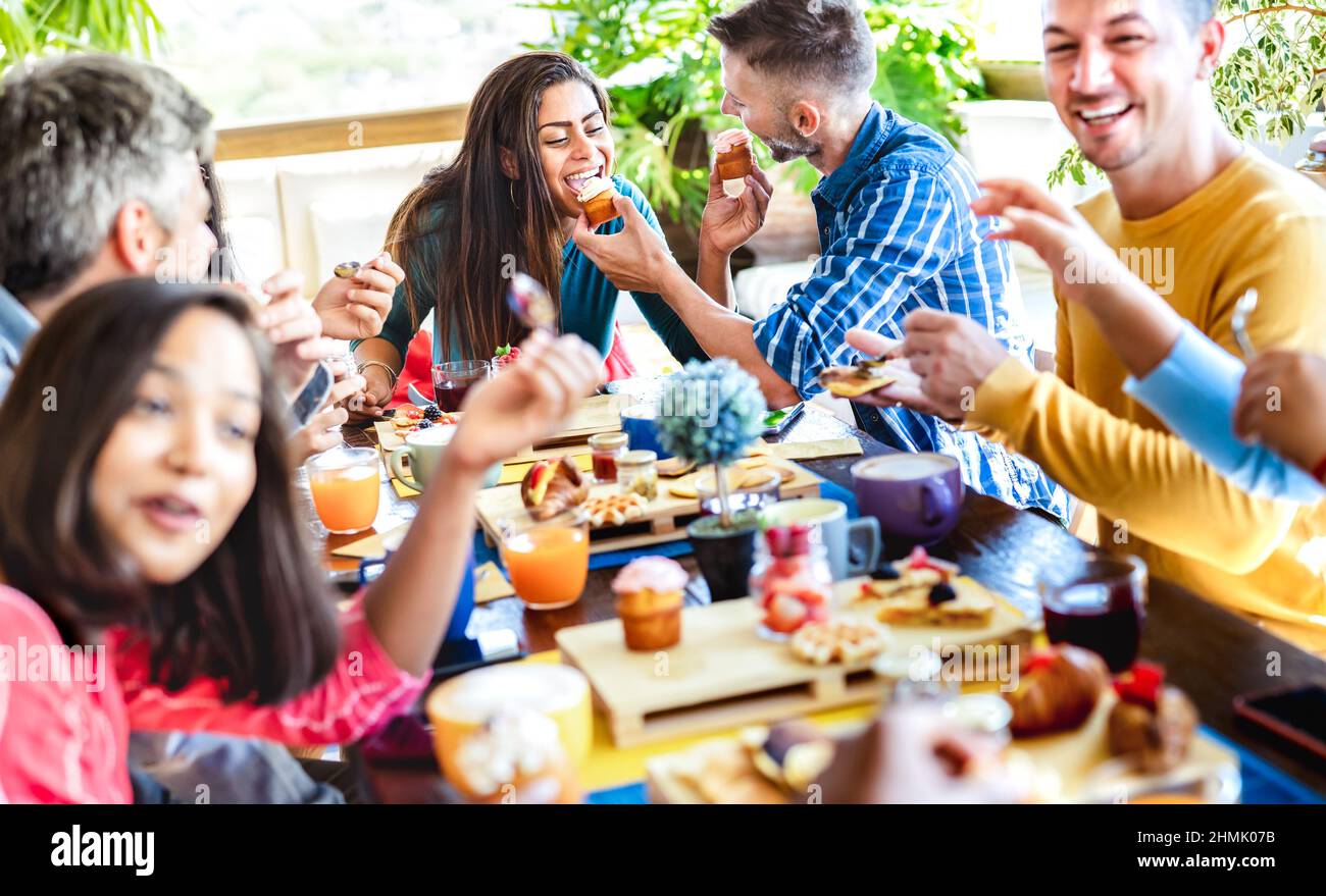 Teenagers eating fast food restaurant hi-res stock photography and ...