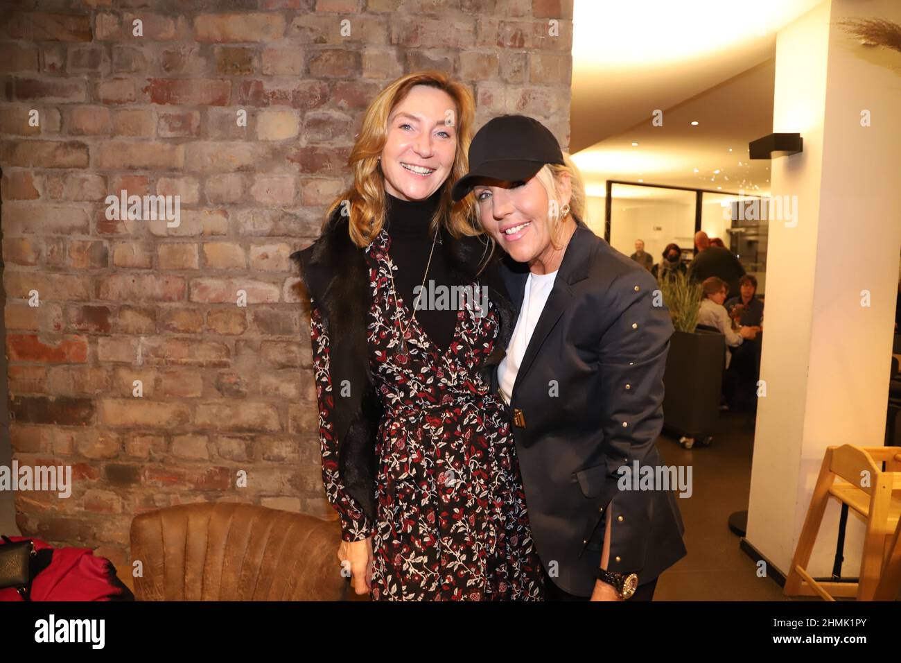 Anna Rauch (rechts) mit Freundin Sandra bei der Premiere vom 360-Grad ...