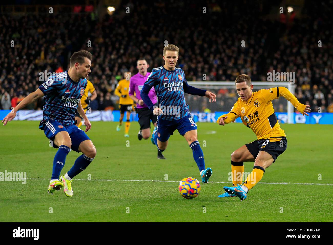 Daniel Podence #10 of Wolverhampton Wanderers crosses the ball Stock ...