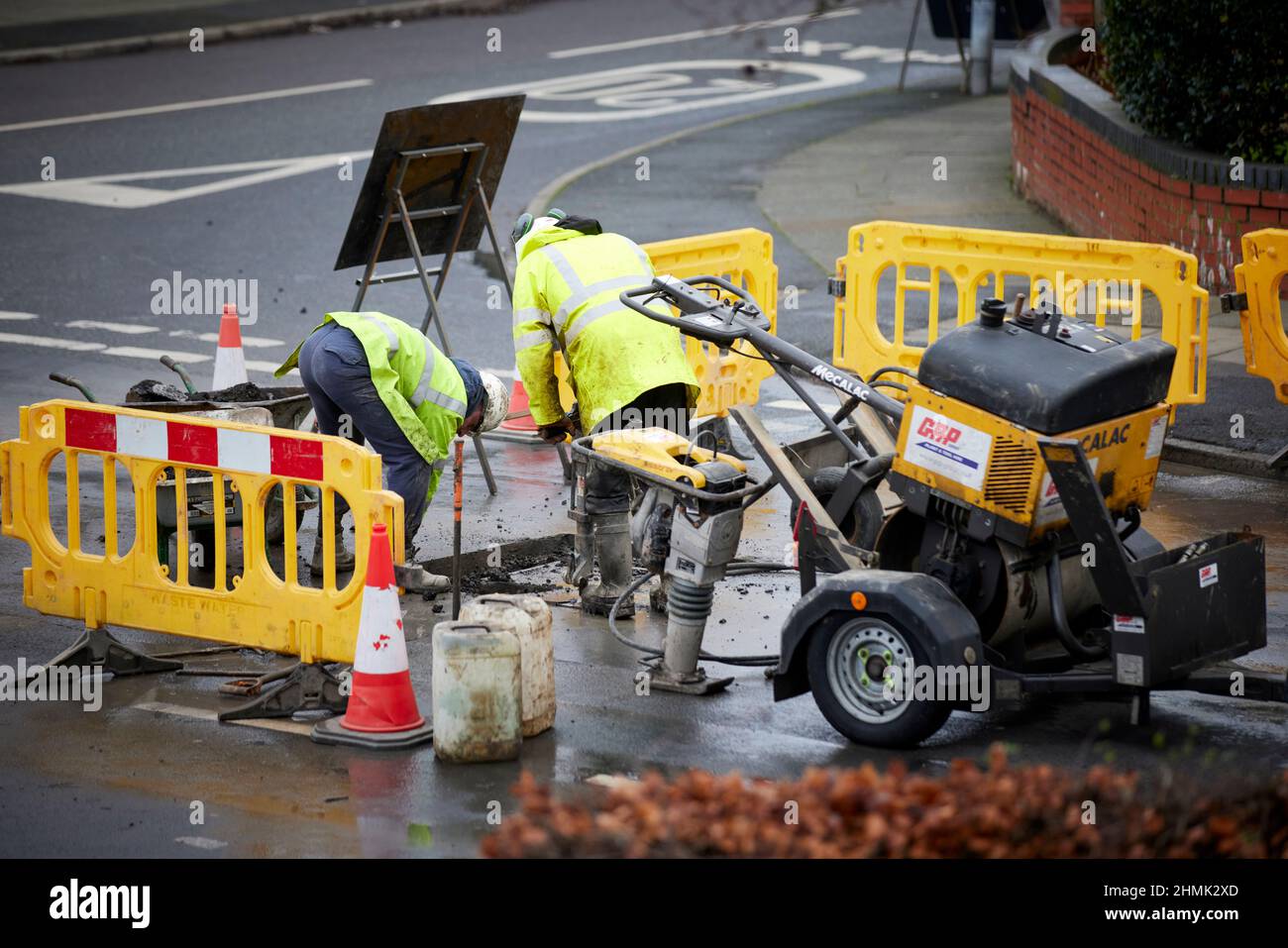 Workers digging in excavation hi-res stock photography and images - Alamy