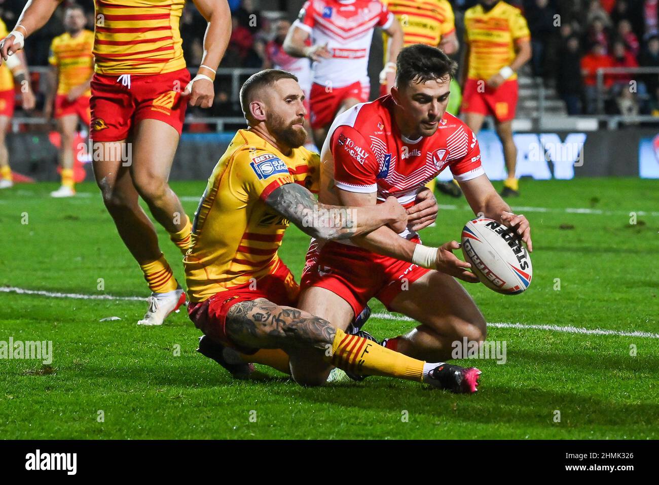 Lewis Dodd (7) of St Helens goes over for a try Stock Photo - Alamy