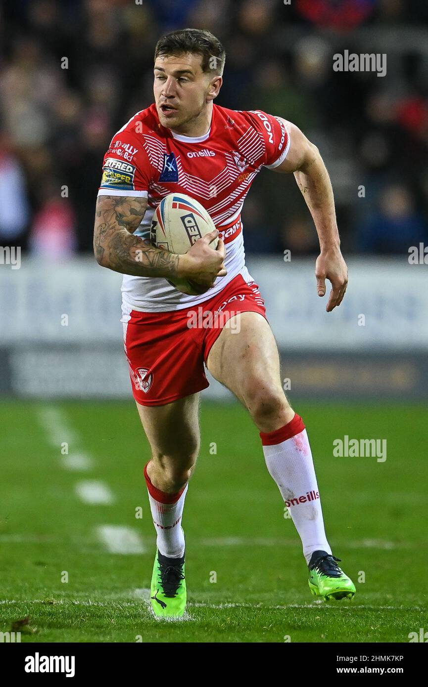 Mark Percival (4) of St Helens in action Stock Photo - Alamy