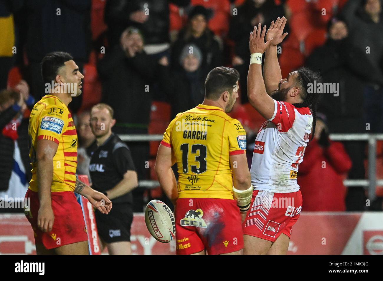 Konrad Hurrell (23) of St Helens celebrates his try Stock Photo - Alamy