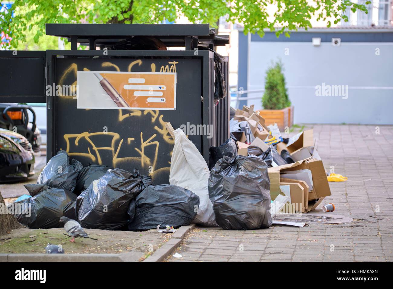Overflowing rubbish bin scattered rubbish hi-res stock photography and ...