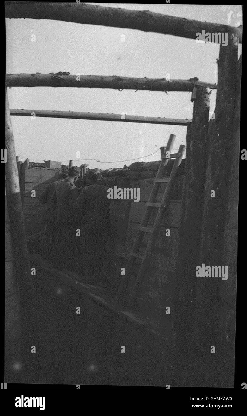 Soldiers in trench using periscope hi-res stock photography and images ...